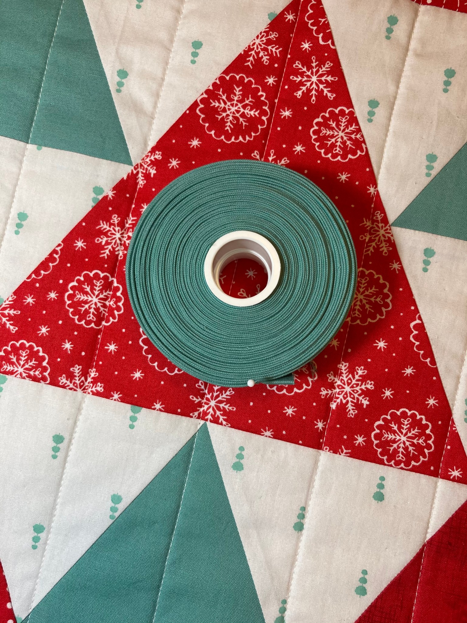 Christmassy Triangle Peaks Quilt – Monday Morning Designs