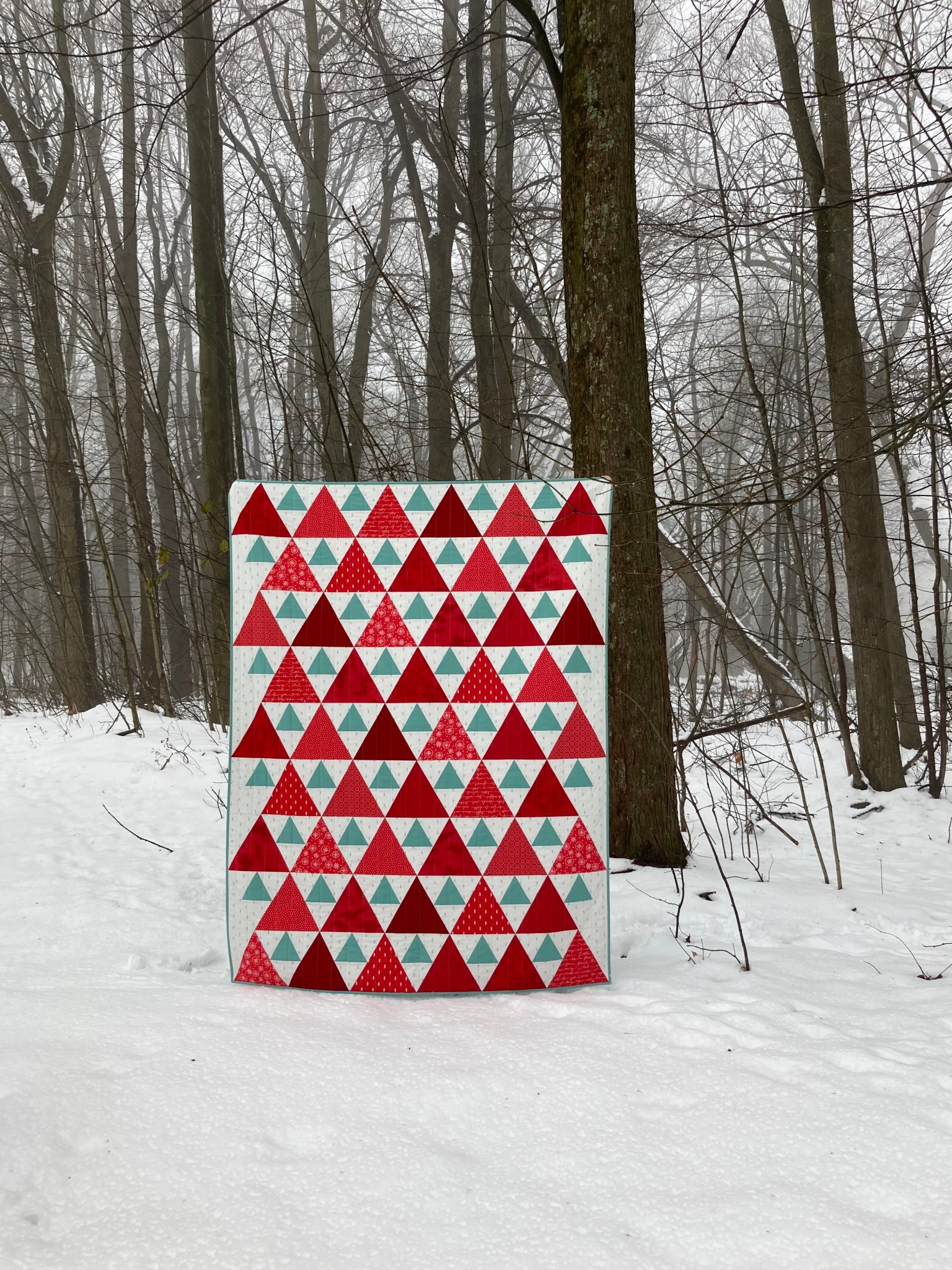 Christmassy Triangle Peaks Quilt – Monday Morning Designs
